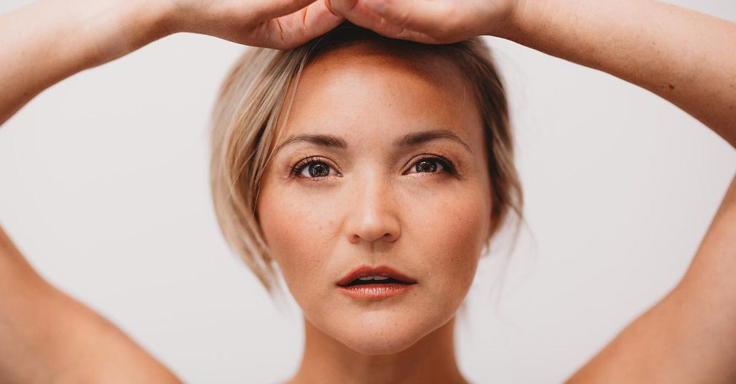 Julie Ringuette vole la vedette dans cette adorable minirobe