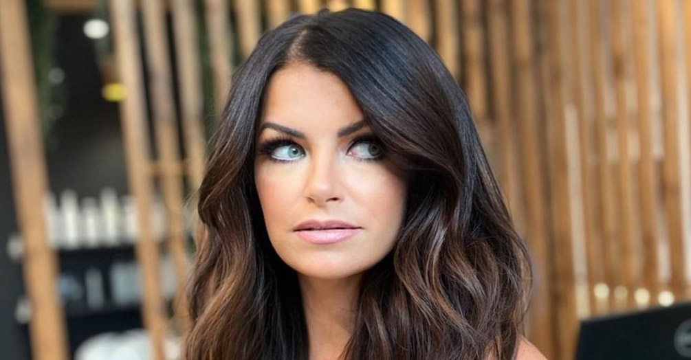 Kim Lizotte à la fois chic et sexy dans ensemble monochrome