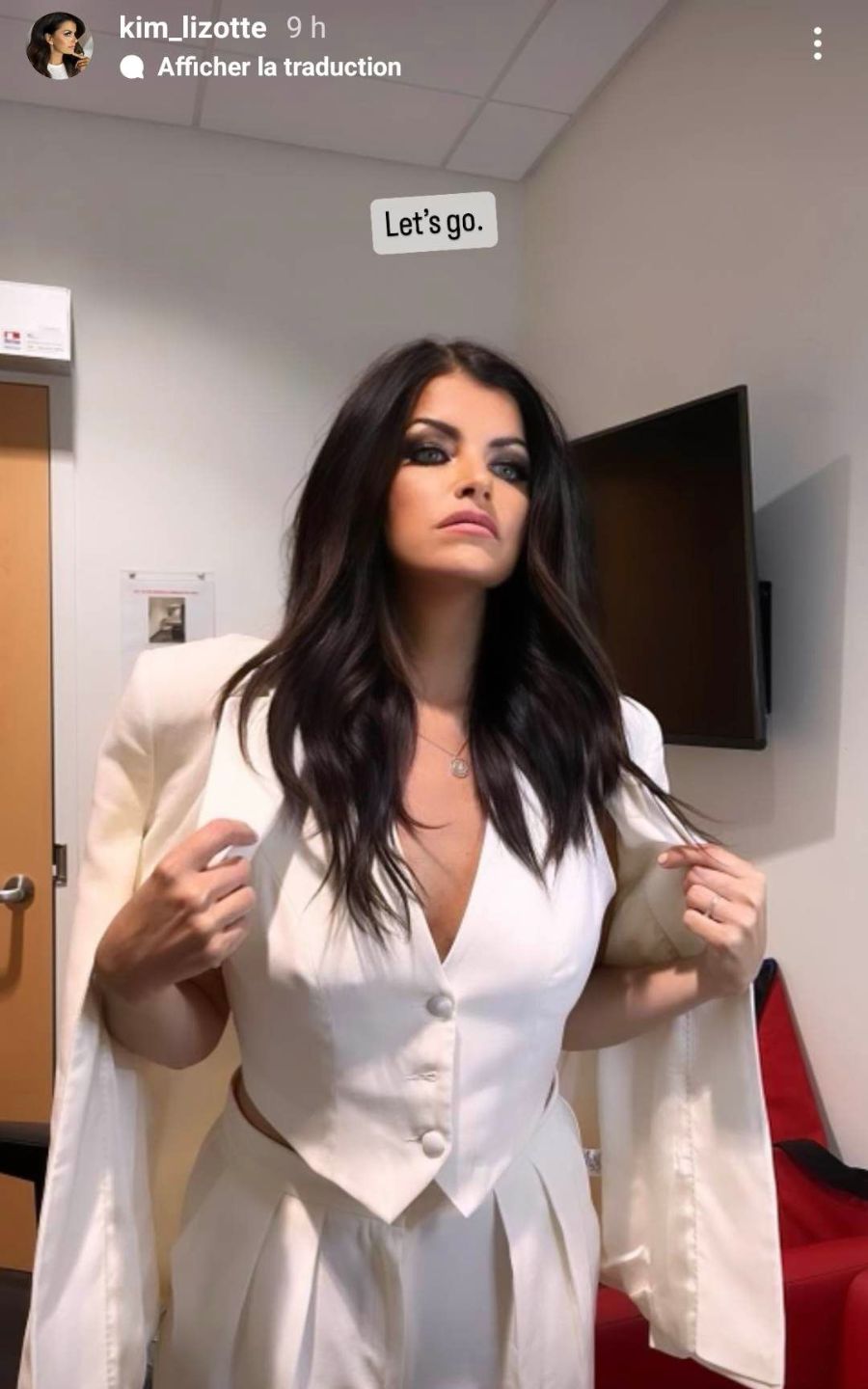 Kim Lizotte fait sensation dans un look monochrome