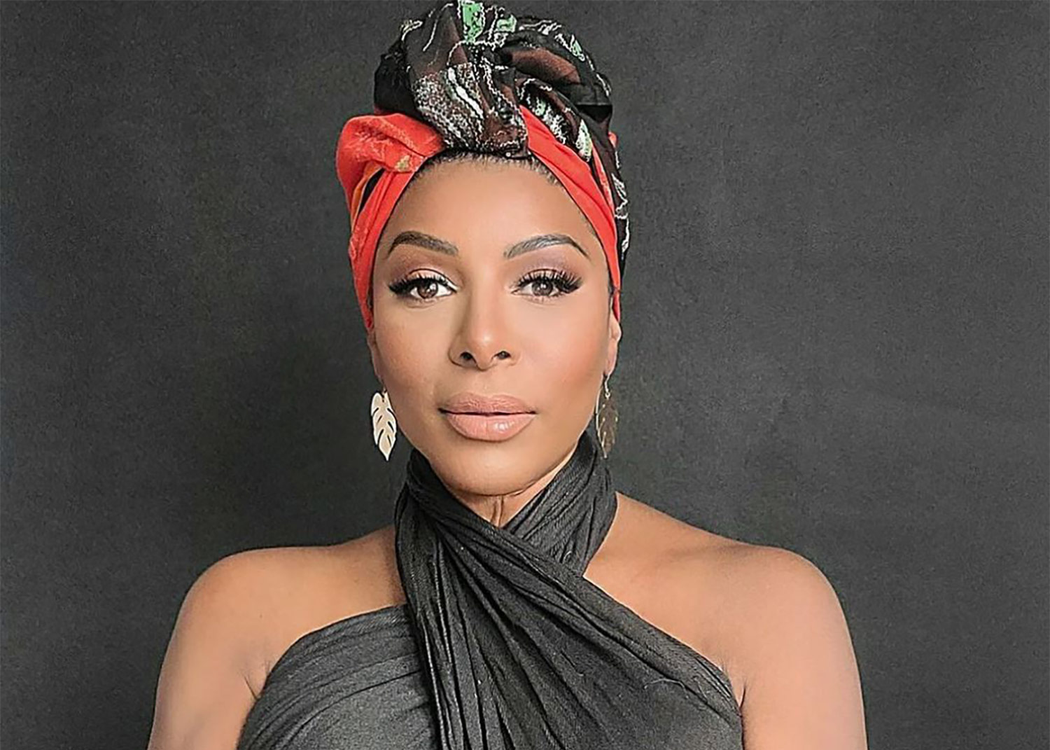 Varda attire tous les regards dans cette chic robe à fleurs au Bal de ...