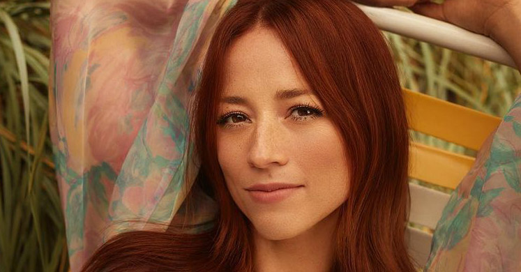 Karine Vanasse plus hot que jamais dans un haut transparent et pantalon ...