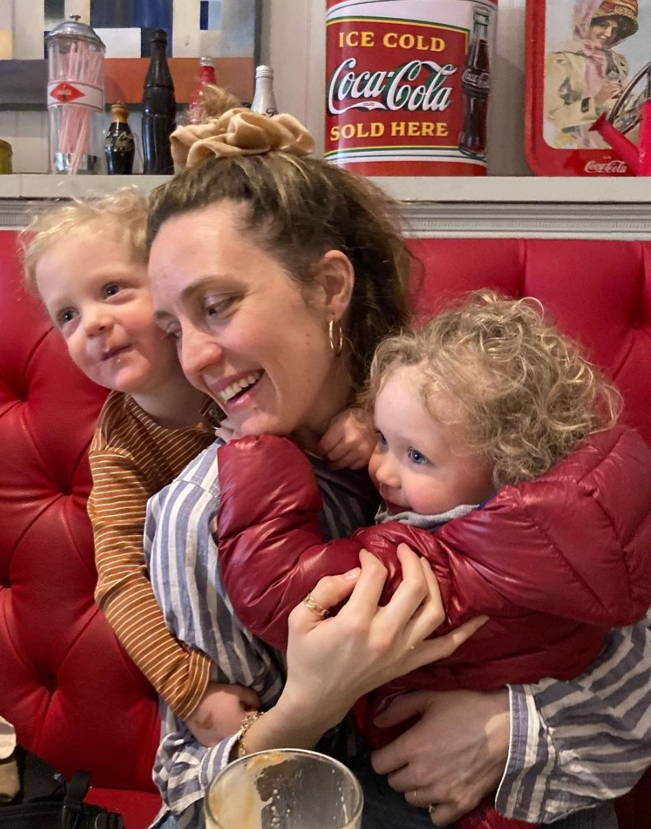 Voyez les jumeaux d'Evelyne Brochu s'amuser à la plage