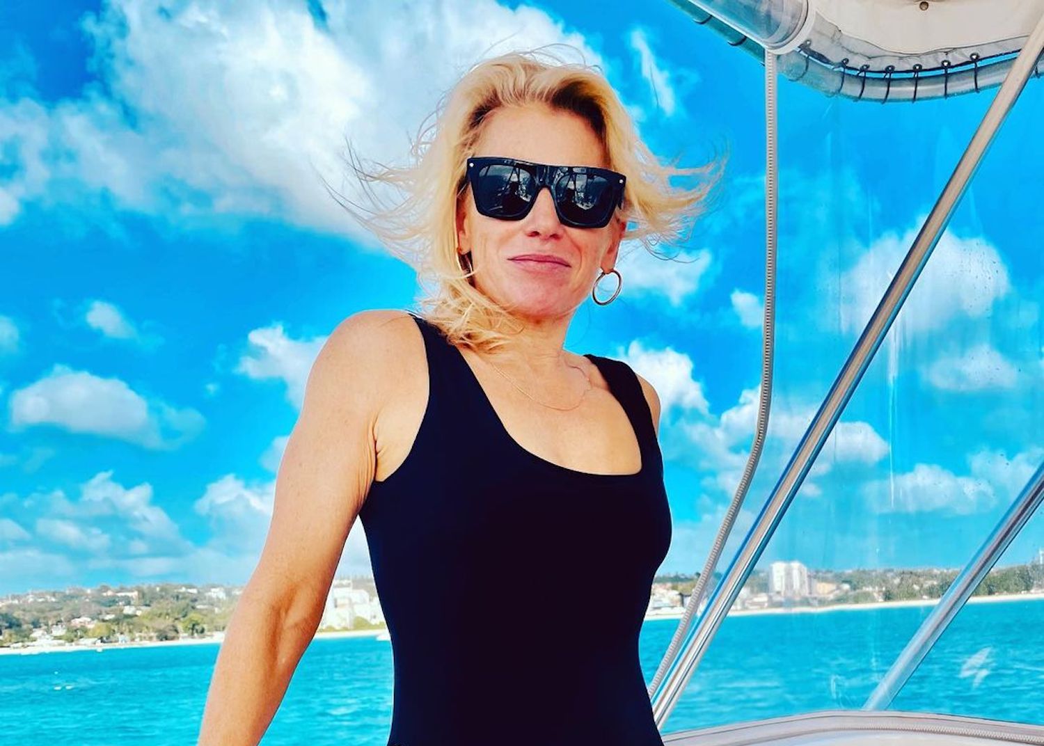 Cathy Gauthier attire tous les regards en robe longue moulante