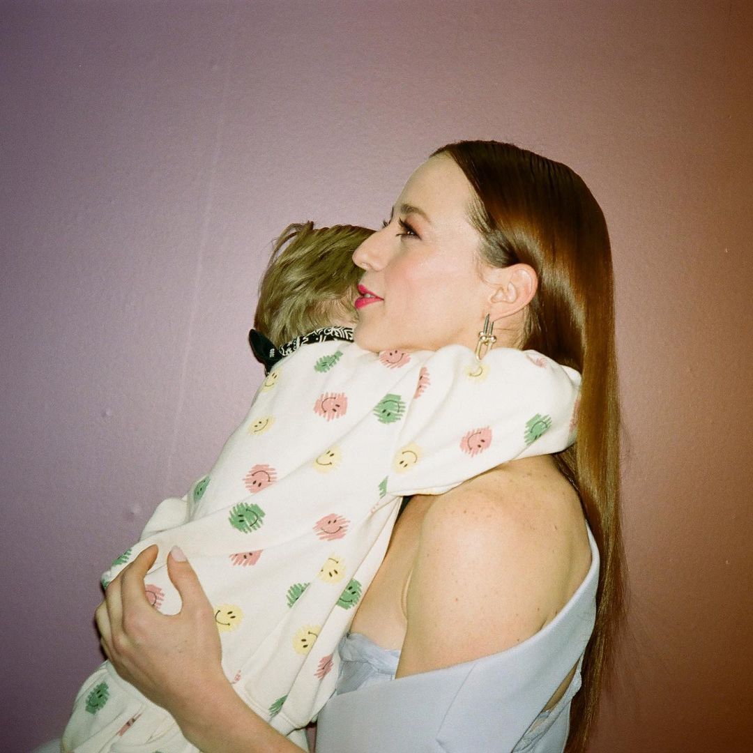 Karine Vanasse partage de rares (et adorables!) photos de son fils Clarence