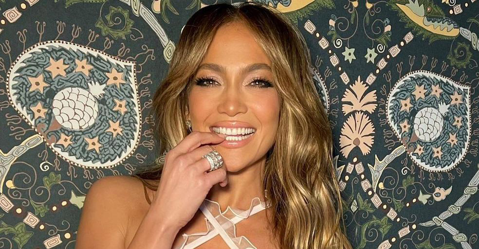 Jennifer Lopez fait monter la température dans un maillot ultra échancré