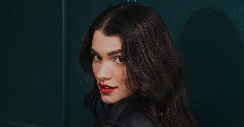 Livia Martin semble avoir des jambes infinies dans cette robe-veston et ...