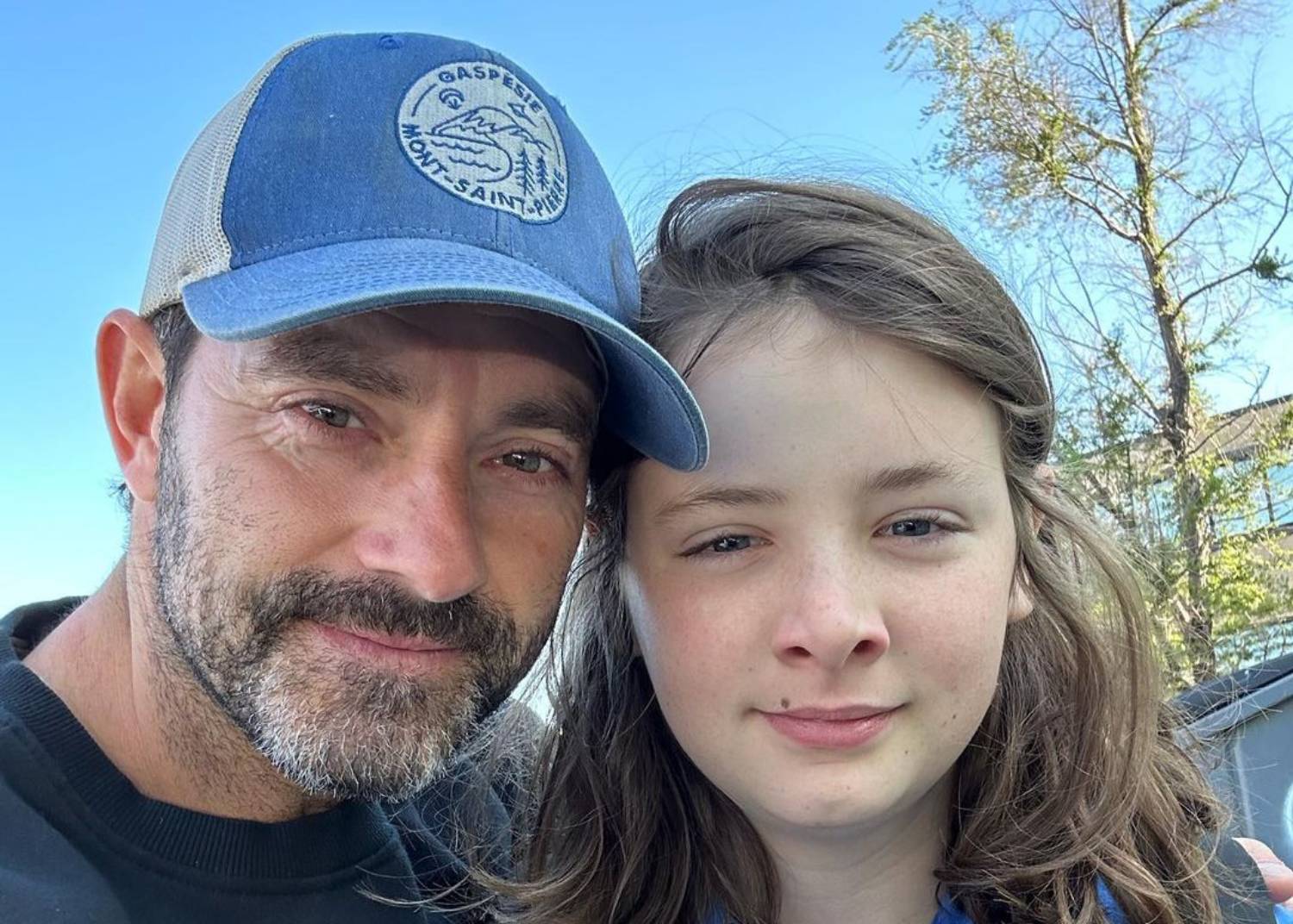 Guillaume Lemay-Thivierge pose fièrement avec son grand Manoé pour une ...