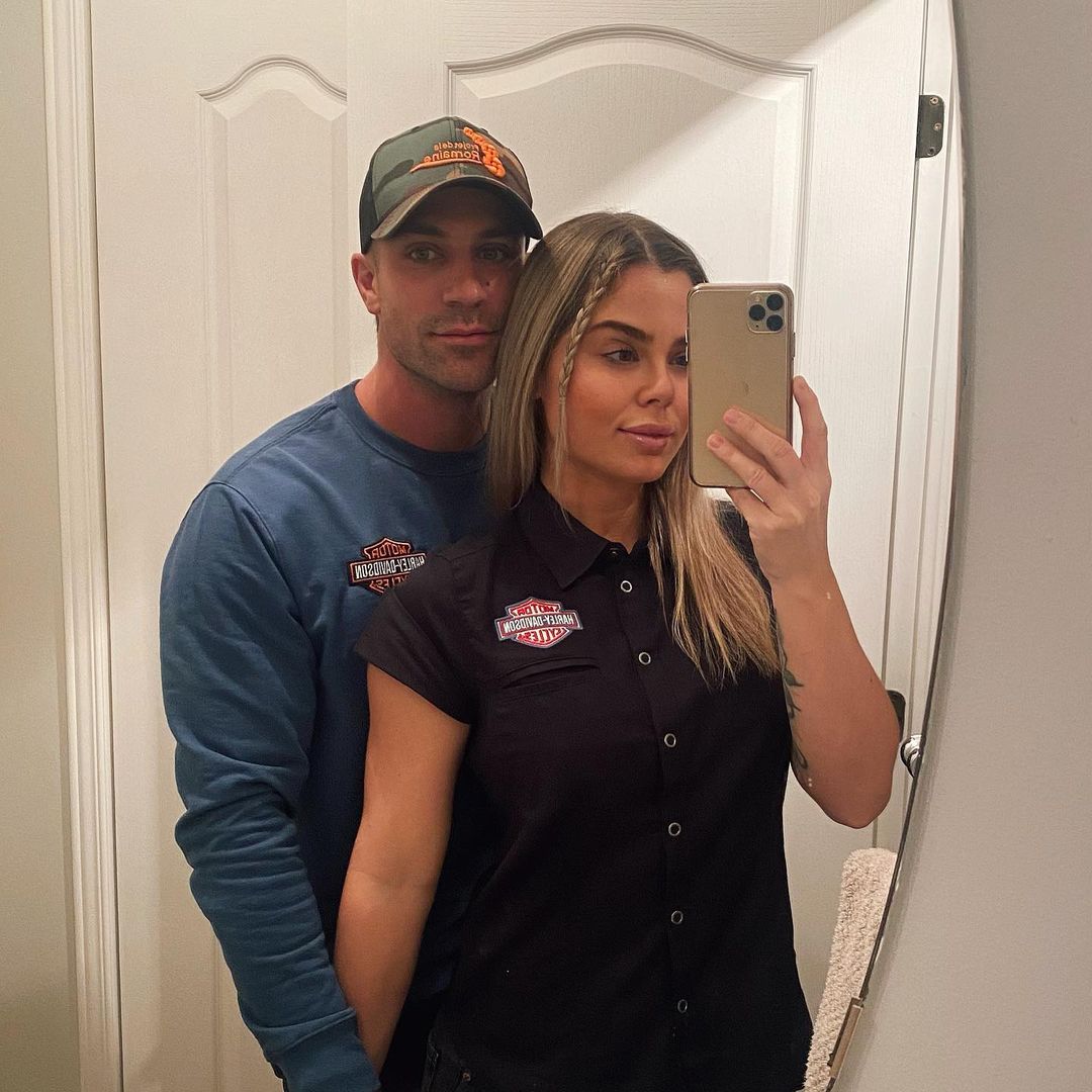 Laurie Doucet pose pour la première fois avec son nouveau chum!