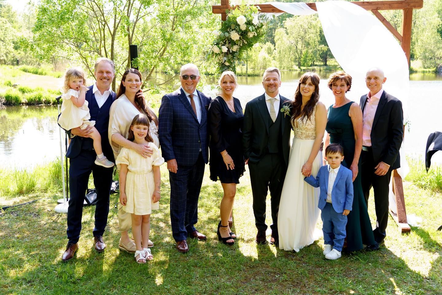 À quelques jours d'accoucher, Marie-Ève Janvier rayonne au mariage de ...