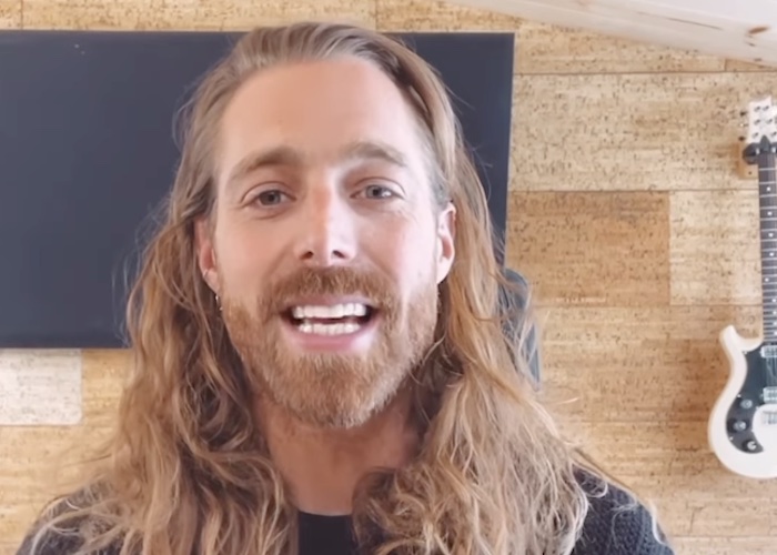 Jonathan Roy pose totalement nu dans une clairière