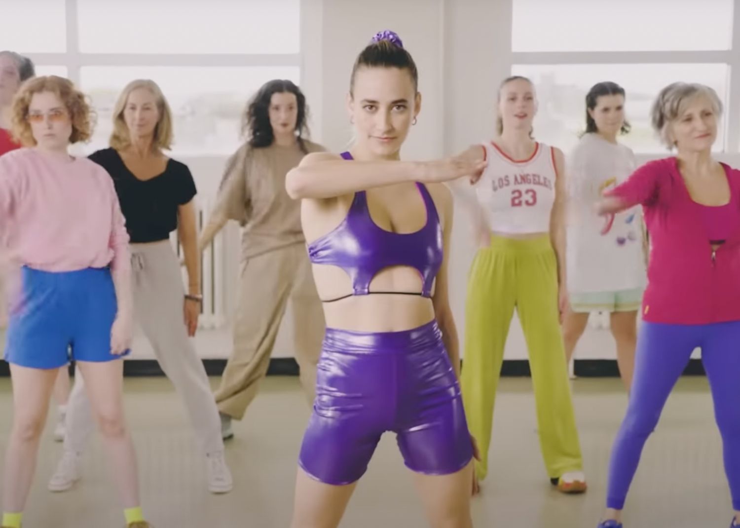 Éléonore Lagacé dévoile un nouveau clip avec des invitées surprises (et ...