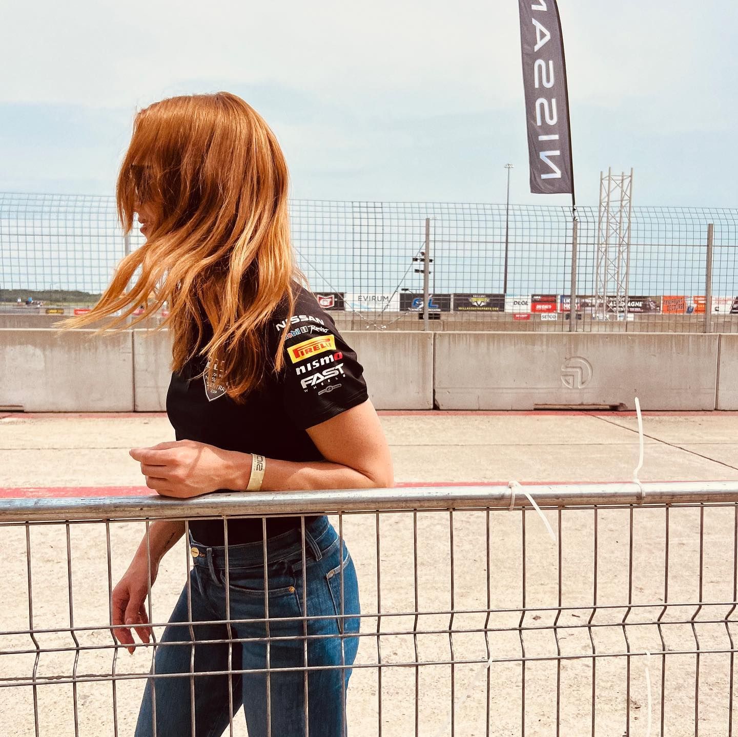 Karine Vanasse pose sur la piste dans un look décontracté inspiré des ...