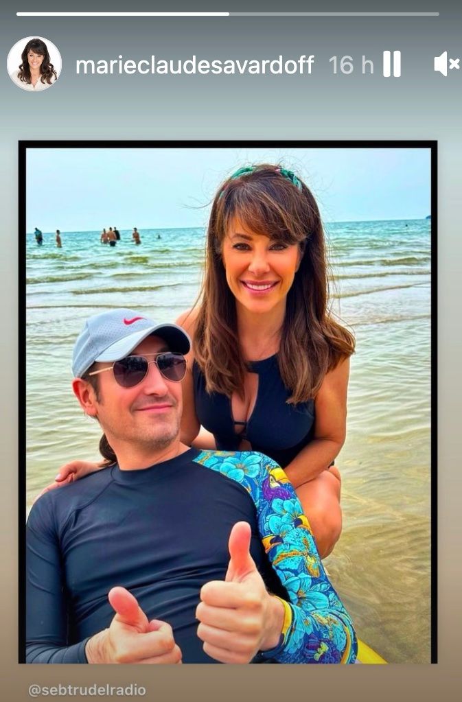 Marie-Claude Savard pose avec son grand garçon à Sandbanks