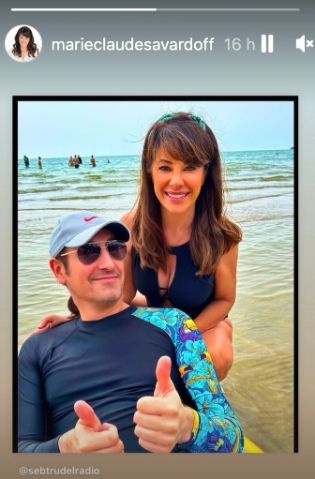 Marie-Claude Savard pose avec son grand garçon à Sandbanks