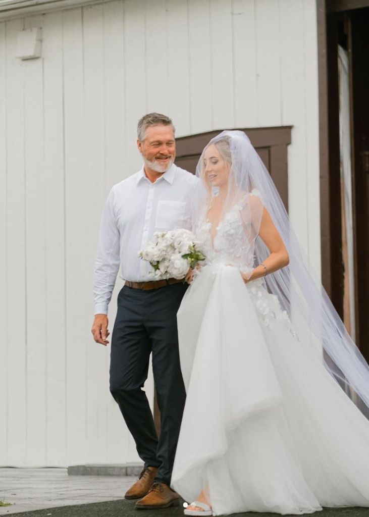 La fille de Patrick Roy partage une MAGNIFIQUE photo avec lui à son mariage