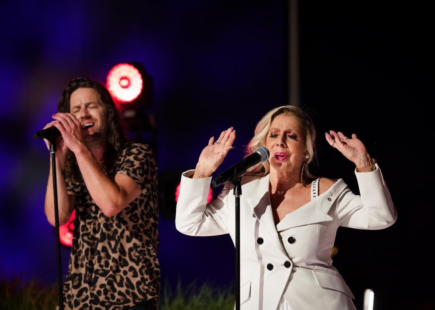 Patsy Gallant fait tourner les têtes dans un haut à paillettes