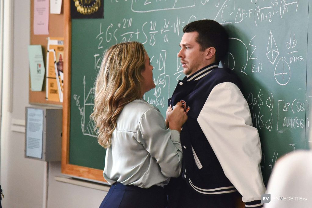 Complètement Lycée: voyez les premières images de Julie Le Breton en prof sexy!