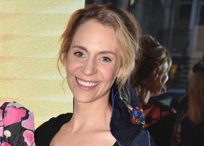 Léane Labrèche-Dor est sensationnelle en veston de velours au décolleté ...