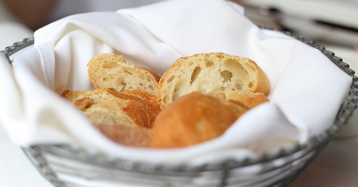 Voici pourquoi les restaurants servent du pain gratuit en entrée