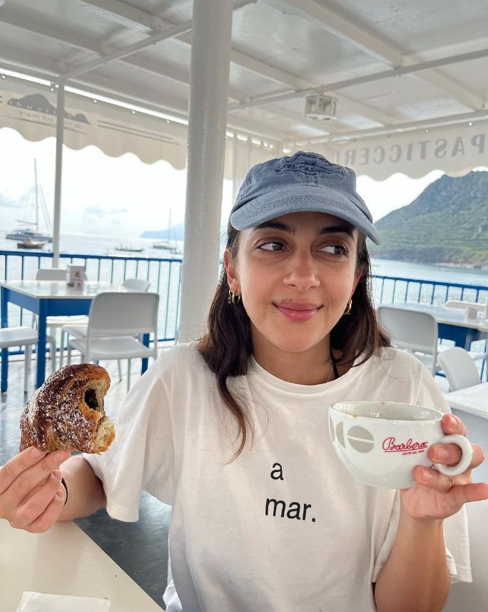 Nour Belkhiria d'Indéfendable se la coule douce en bikini en voyage