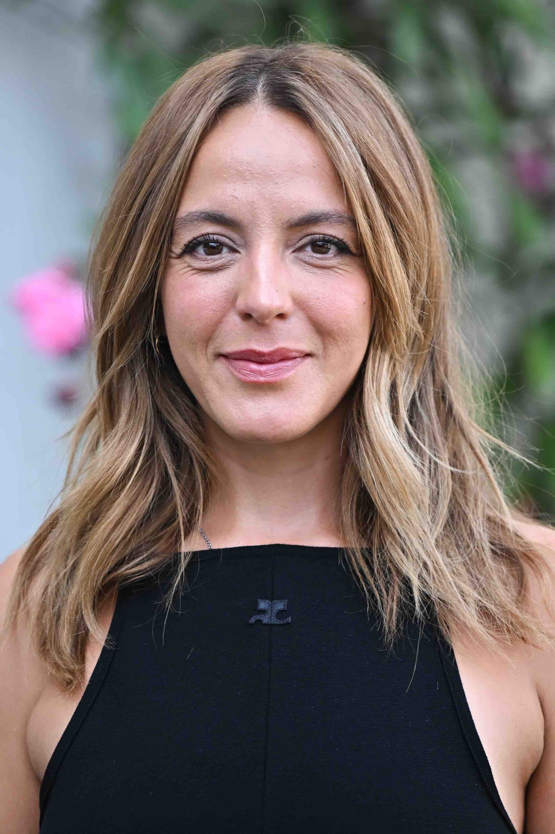 Monia Chokri ose une combinaison noire ultra moulante et ça lui va ...