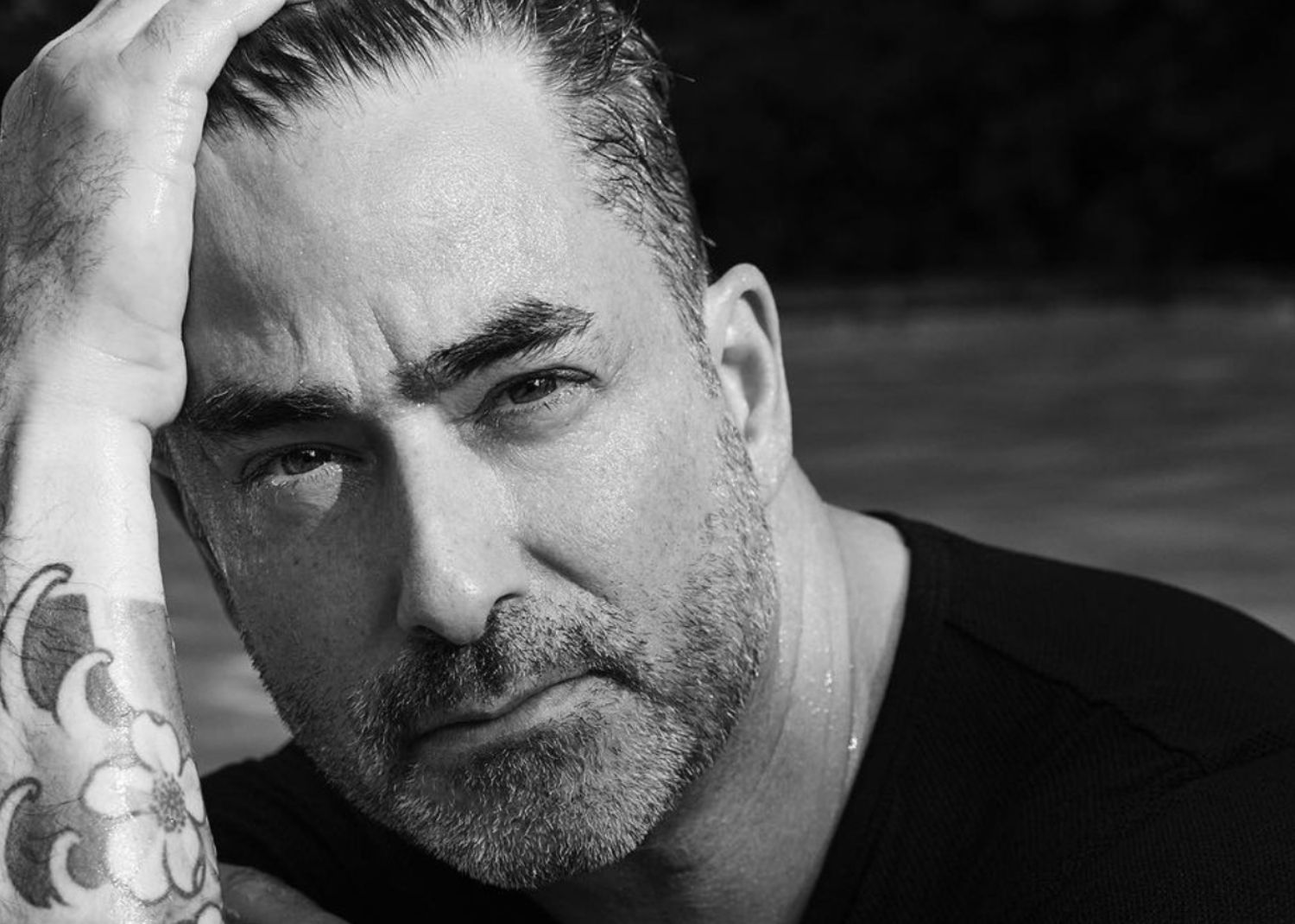 Benoît Gagnon prend la pose dans la piscine et la toile s’emballe