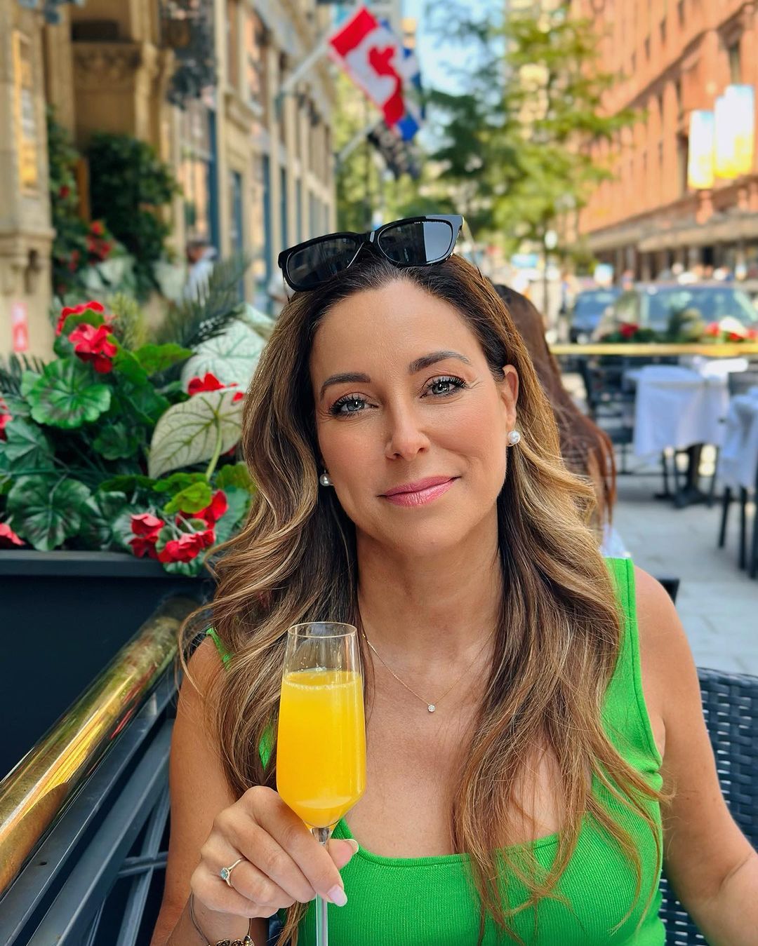 Anick Dumontet renversante dans un ensemble léger vert flash