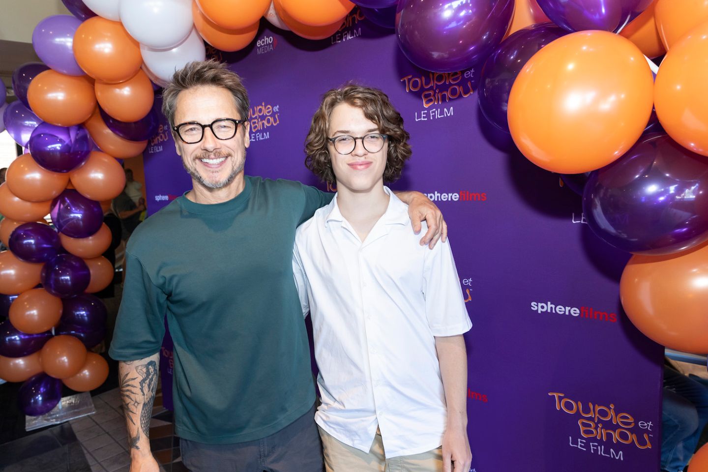 Stéphane Rousseau foule le tapis rouge avec son grand garçon