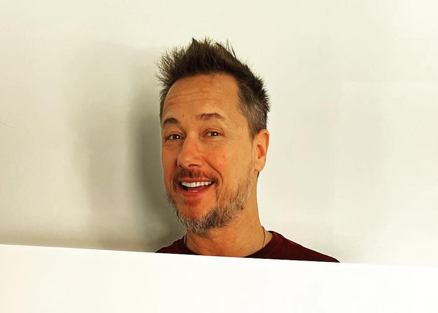 Stéphane Rousseau foule le tapis rouge avec son grand garçon