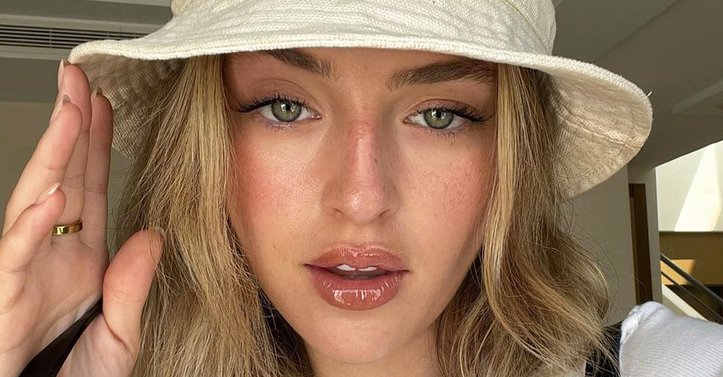 En robe ultra moulante, Alicia Moffet est à couper le souffle!