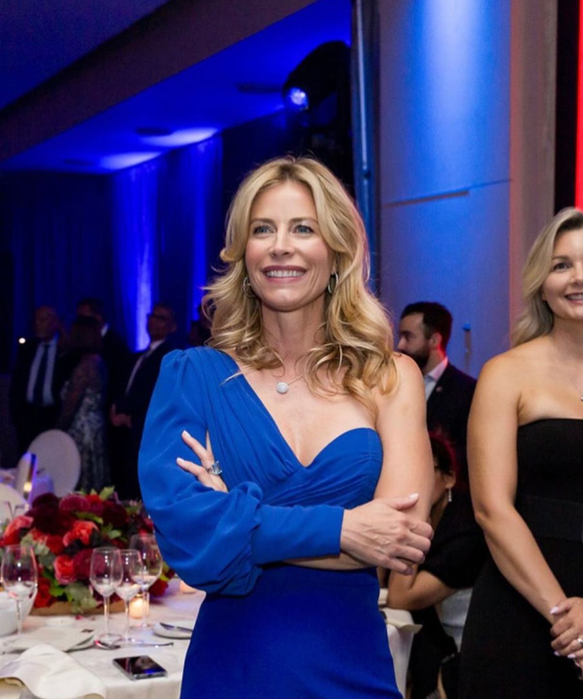 Julie du Page sculpturale dans une robe bleue à épaule dénudée