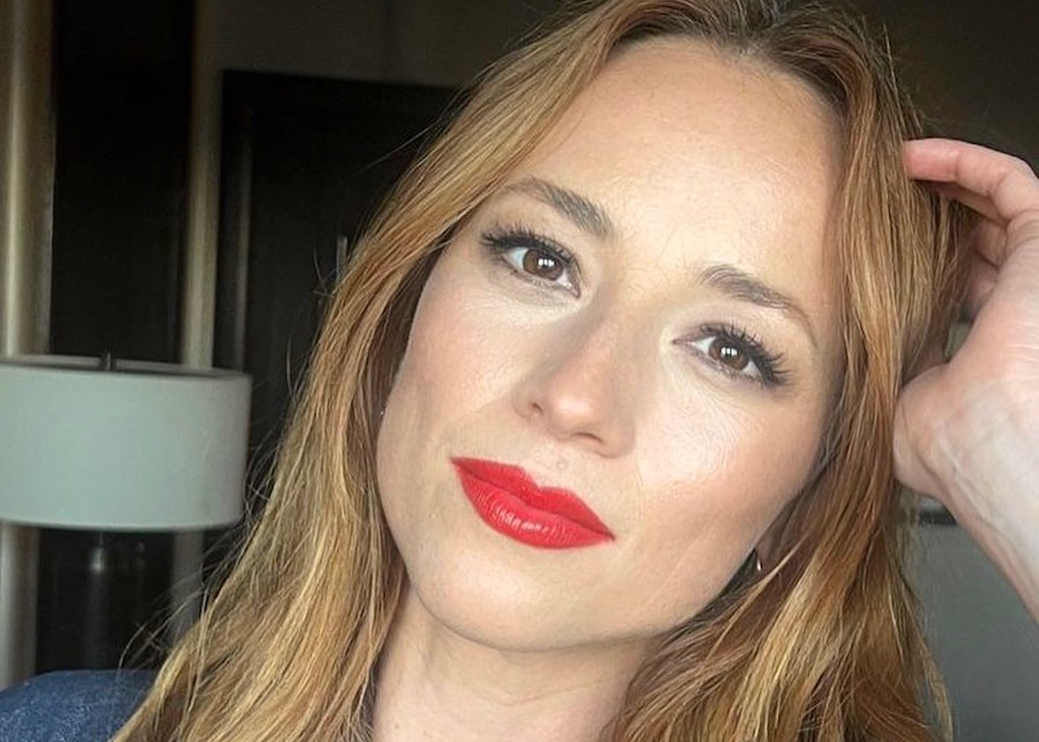 Karine Vanasse est plus grande que nature dans cette robe filet révélatrice