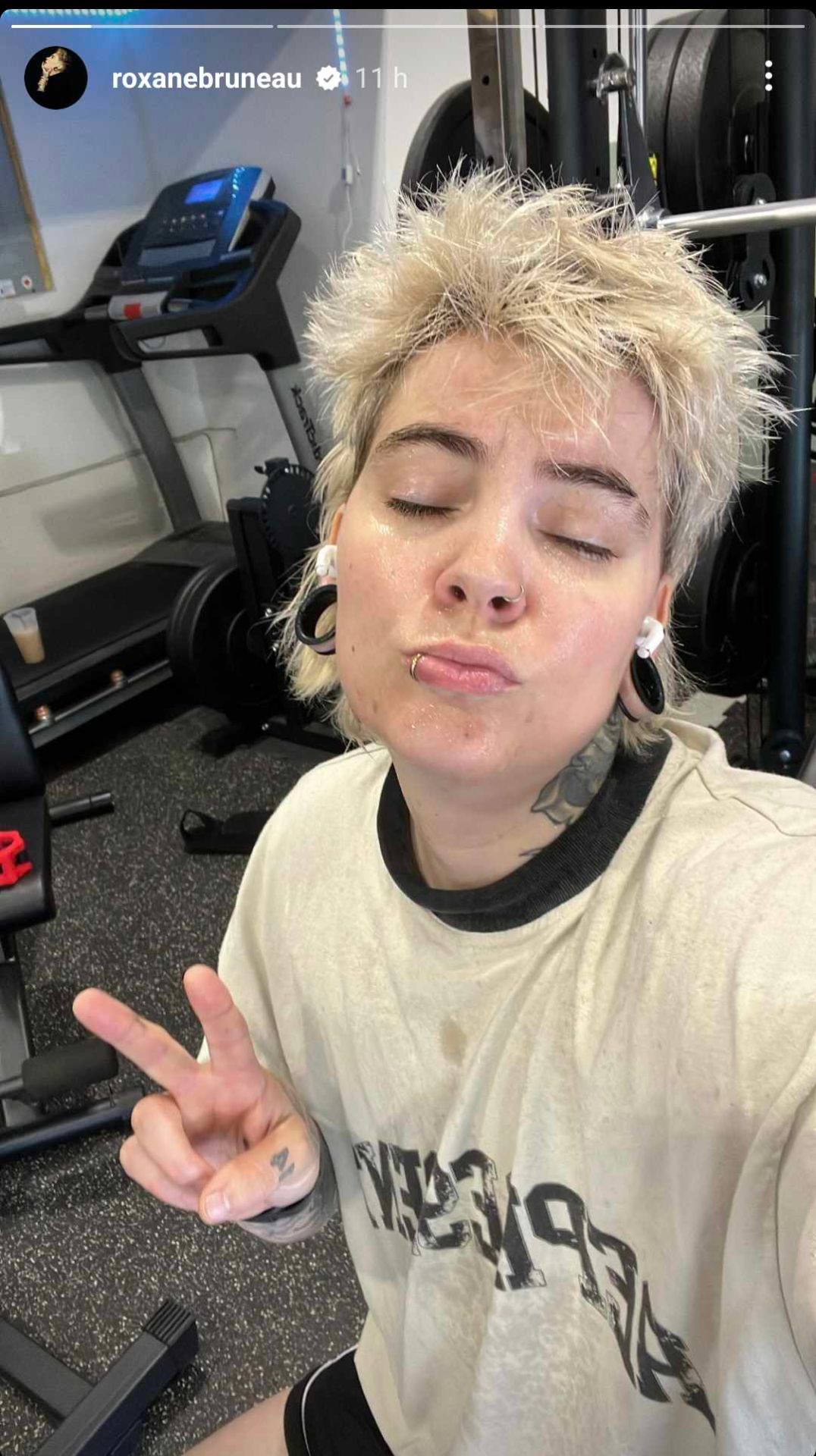 Roxane Bruneau a travaillé fort au gym et montre ses muscles