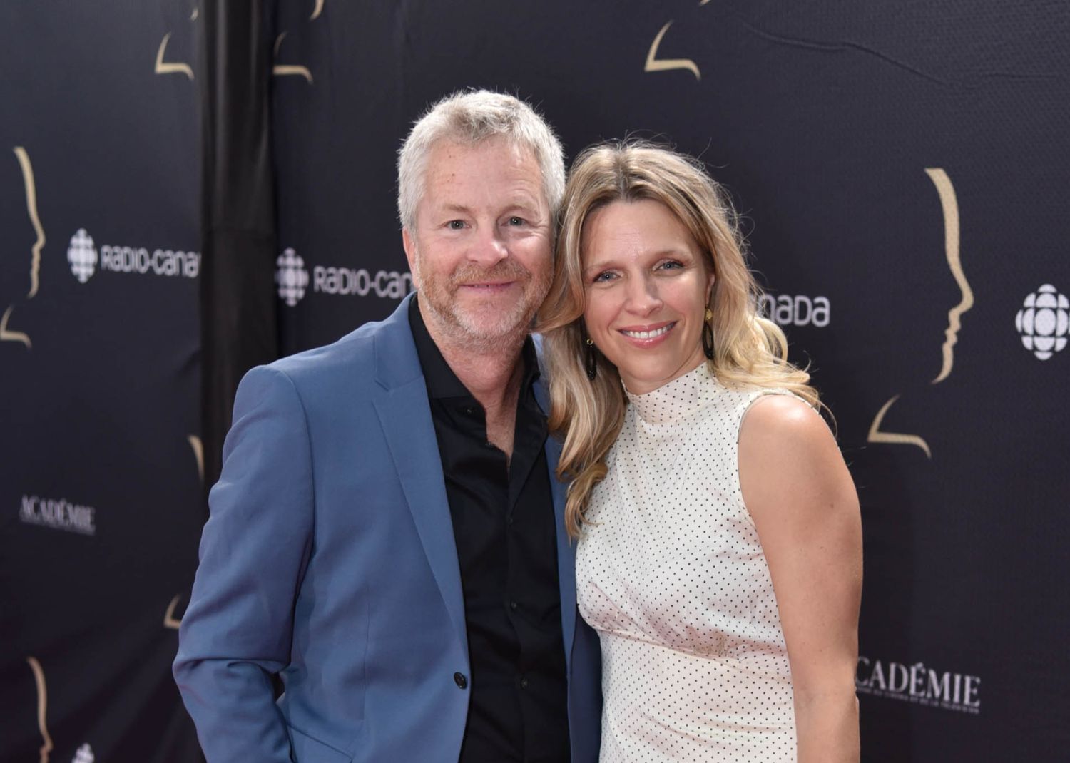 André Robitaille pose avec sa blonde devant un magnifique coucher de ...