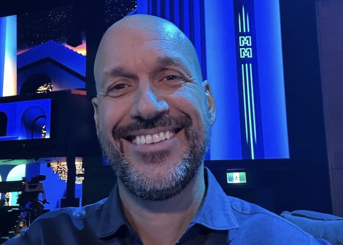 En vacances, Martin Matte se prélasse au bord de l'eau turquoise