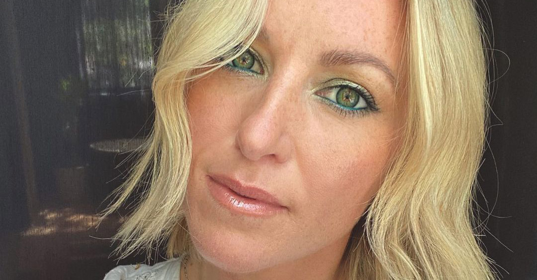 Emily Bégin dévoile sa nouvelle tête dans une robe translucide