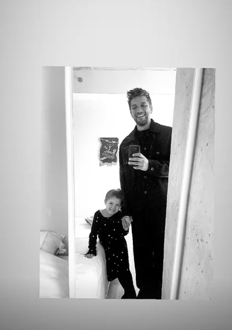 Le comédien Mikhaïl Ahooja partage un rare moment avec sa fille