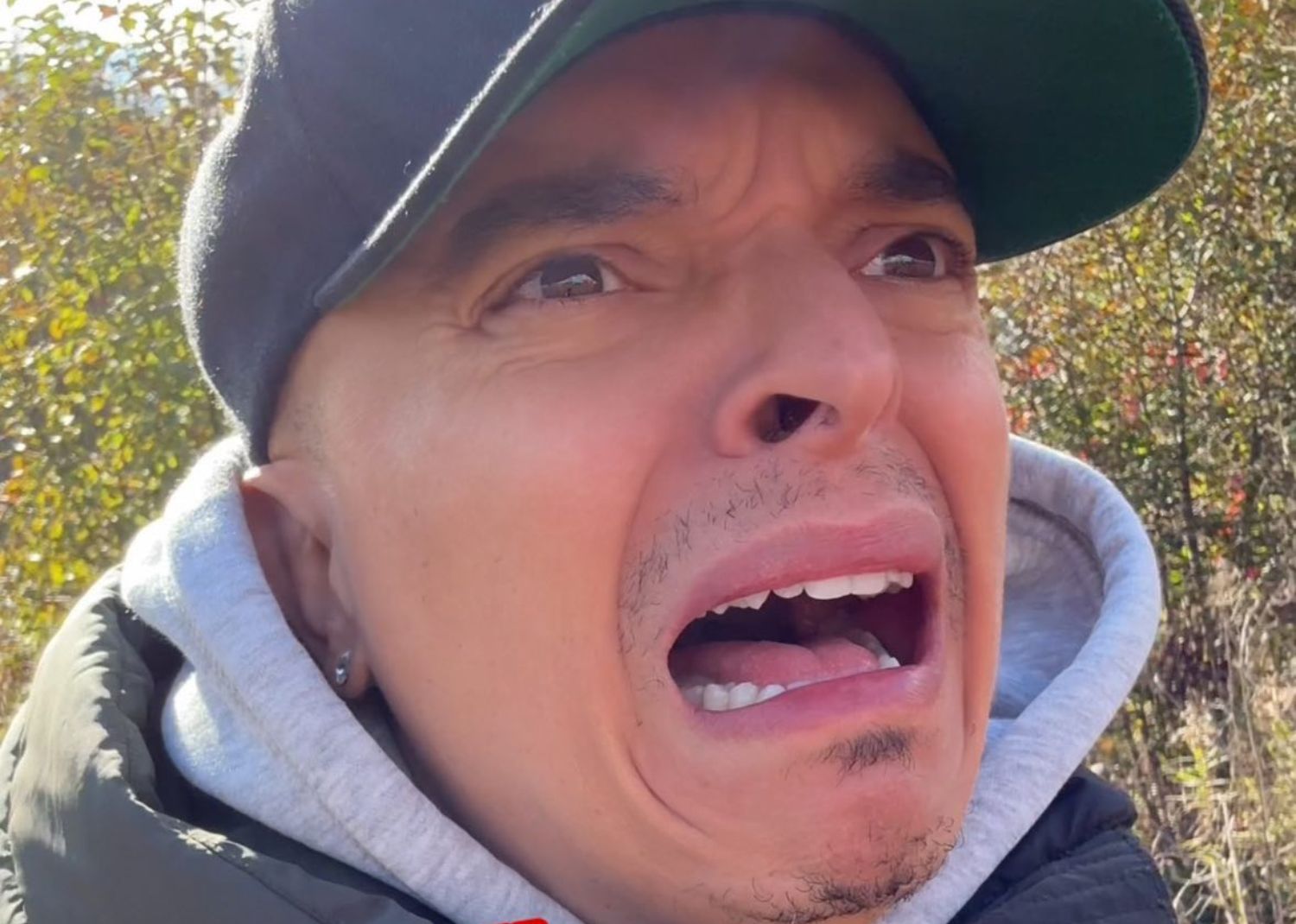 Rachid Badouri souligne son anniversaire dans le bois et ça ne se passe ...