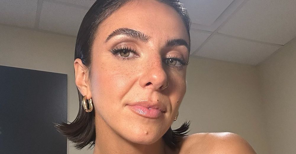 Rafaëlle Roy plus sexy que jamais en robe argentée au décolleté plongeant