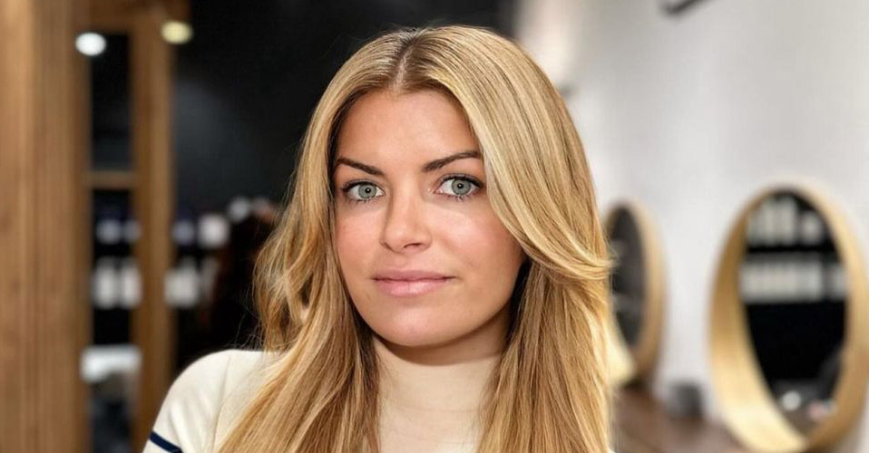 Kim Lizotte prend la pose dans une robe étonnante