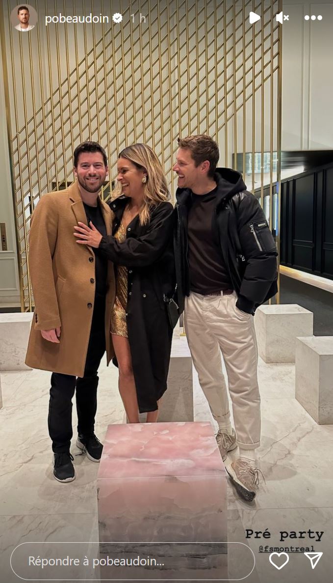 Kim Rusk célèbre ses 40 ans dans une robe scintillante dorée décolletée