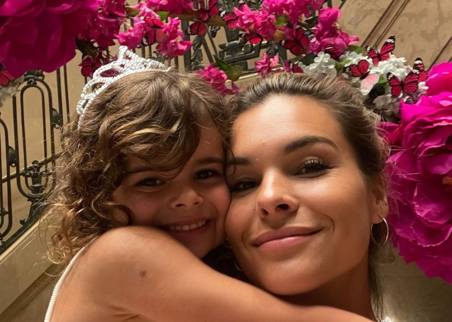 La fille de Kim Rusk se fait un soin pour le visage avec un objet ...