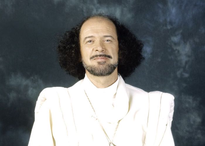 Raël accorde une rare entrevue dans le cadre de cette série Netflix