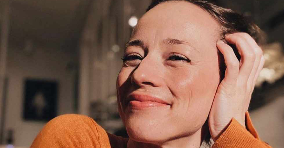 Karine Vanasse épatante dans une robe moulante en velours
