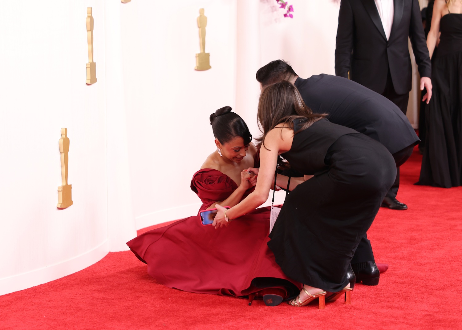 Voyez cette star en talons vertigineux s’effondrer sur le tapis rouge des Oscars