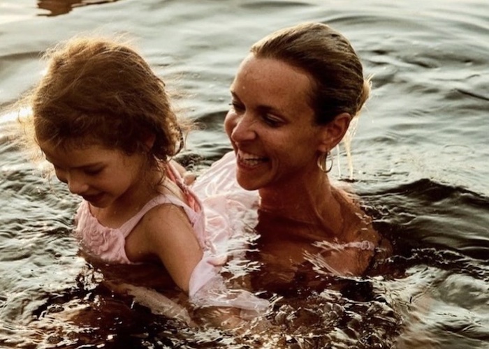 Brigitte Boisjoli et sa fille s’éclatent sur la plage en Floride, voyez ...