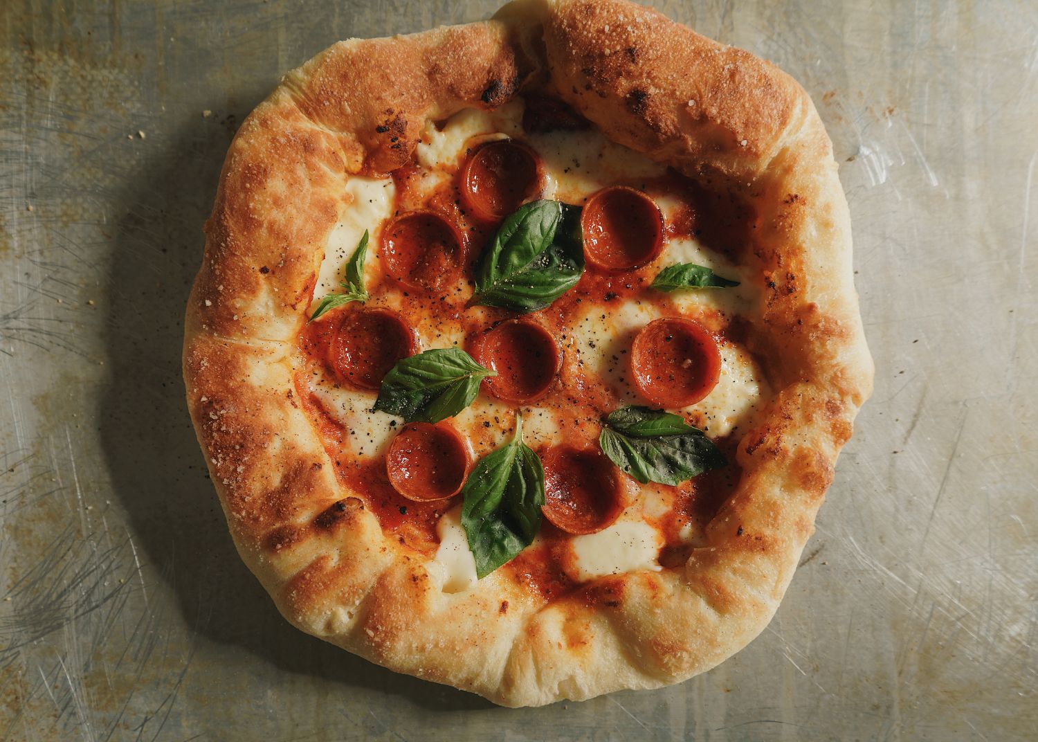 Pizza avec croûte farcie au fromage, cuite à la friteuse à air