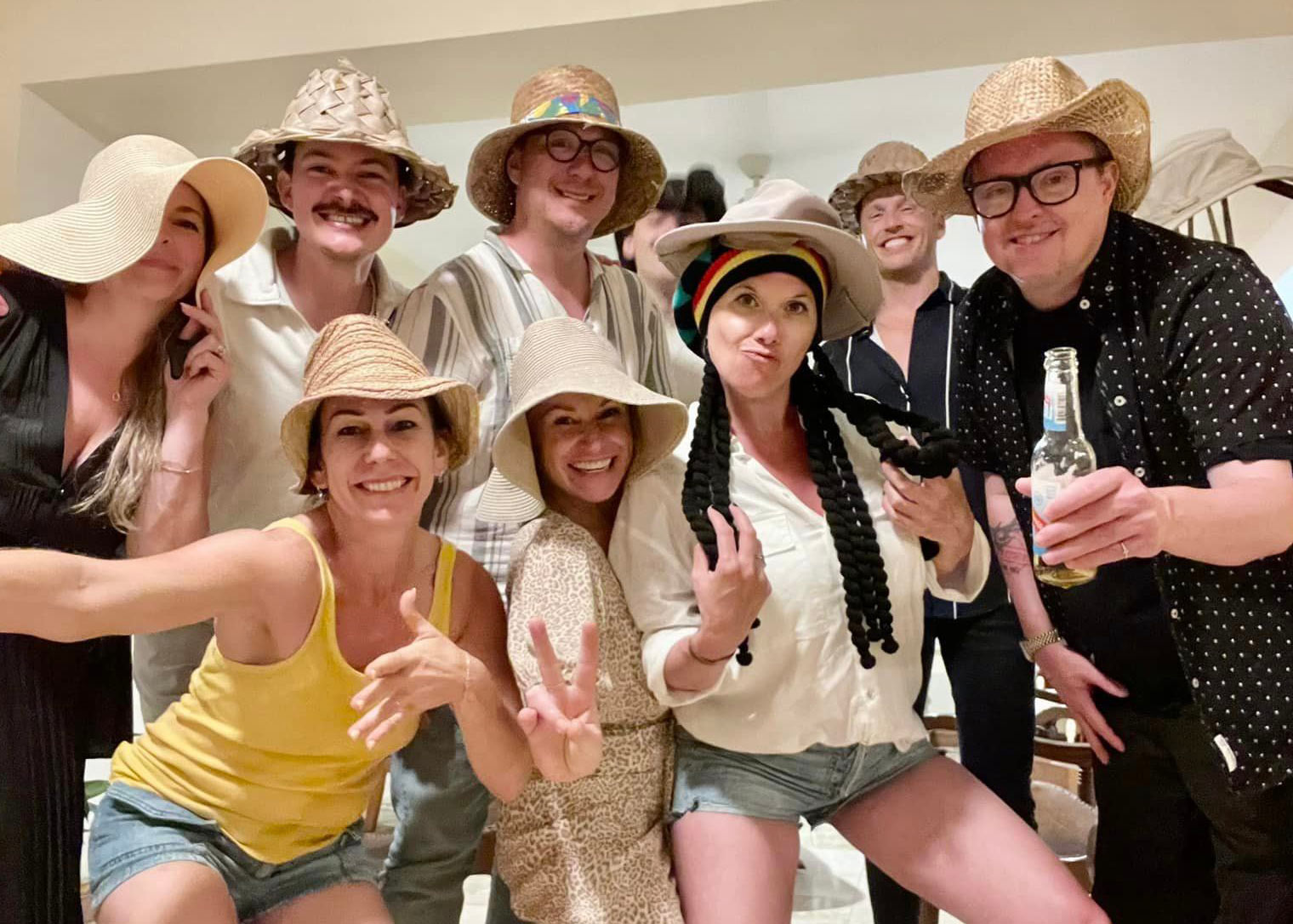 Une rare photo de Mike Ward avec sa nouvelle blonde en voyage en Jamaïque