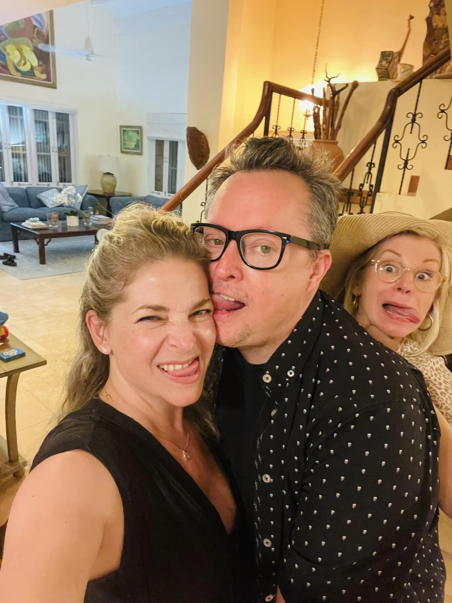 Une rare photo de Mike Ward avec sa nouvelle blonde en voyage en Jamaïque