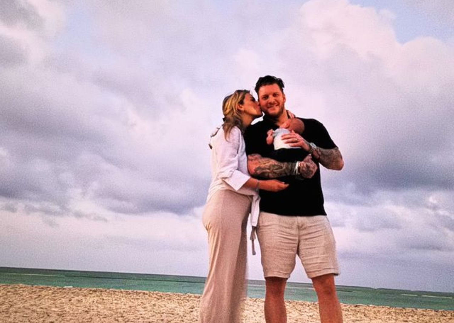 Mathieu Baron: son poupon fait une grimace à la caméra et c’est adorable